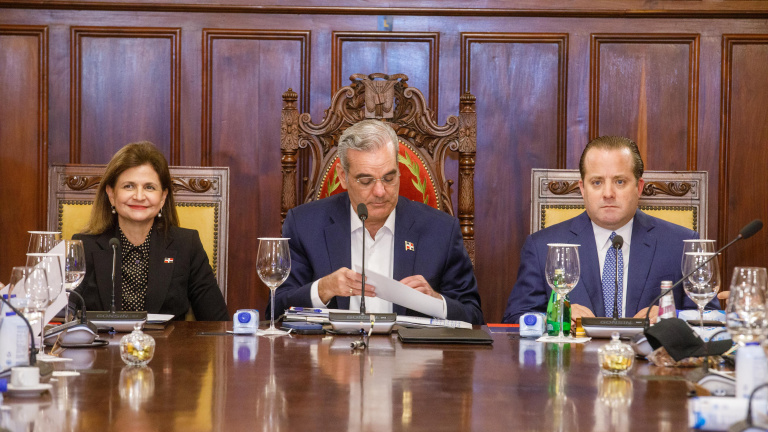 Presidente Luis Abinader confirma al gobernador del Banco Central y al superintendente de Bancos ...